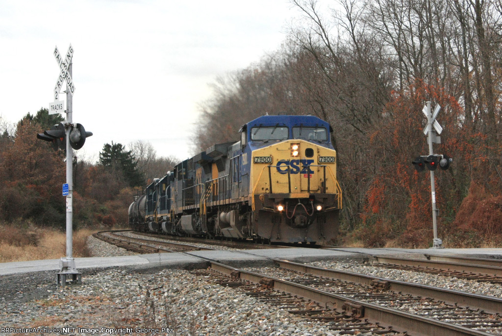 CSX 7900 and train Q370